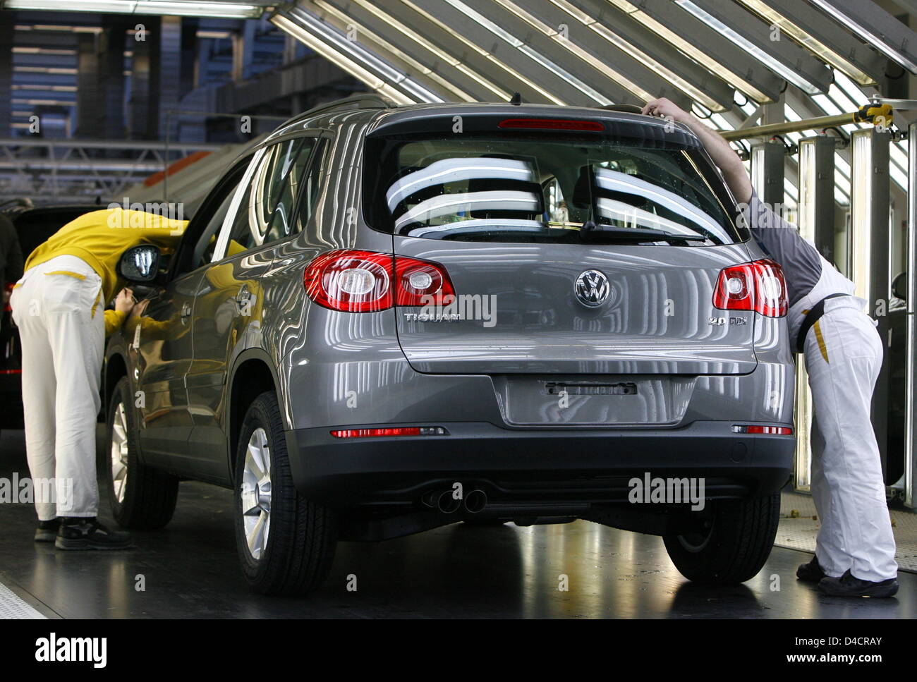 Mitarbeiter der Auto 5000 GmbH prüfen einen Volkswagen (VW) Tiguan ...