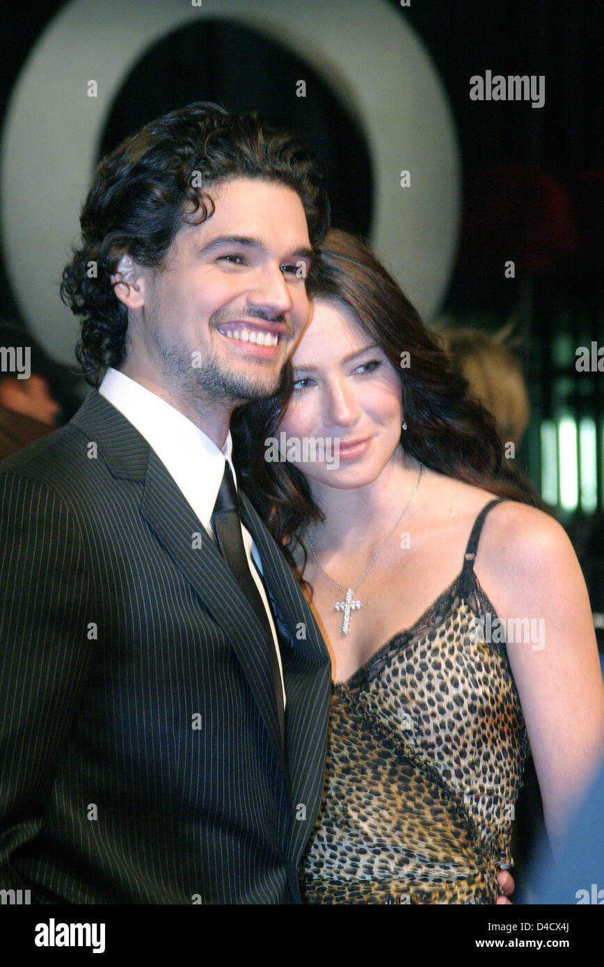 schauspieler-steven-strait-und-seine-frau-lynn-collins-posieren-vor-der