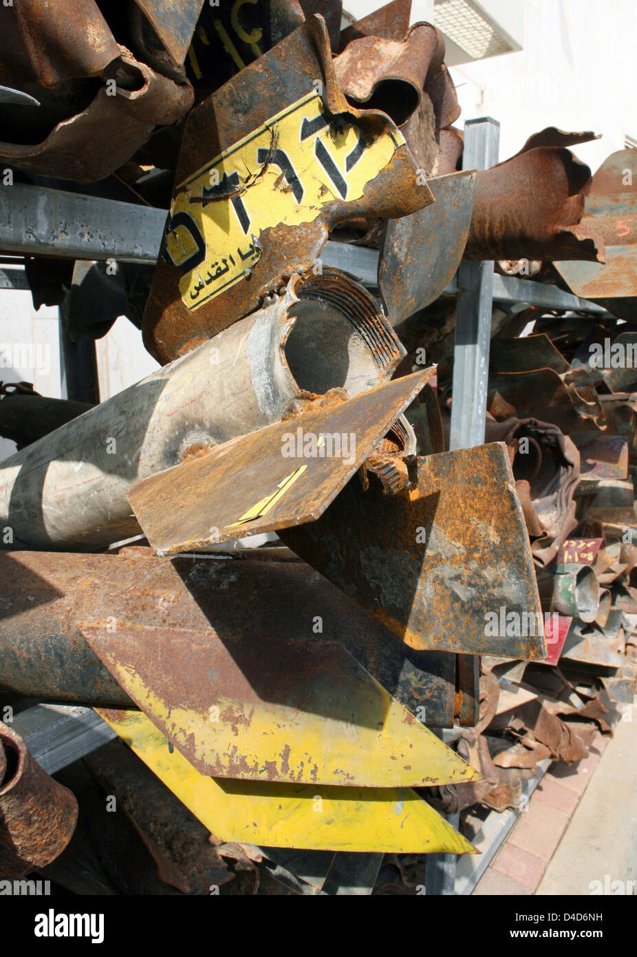 Das Bild zeigt die Reste von Kassam-Raketen, die Sderot, treffen auf ...