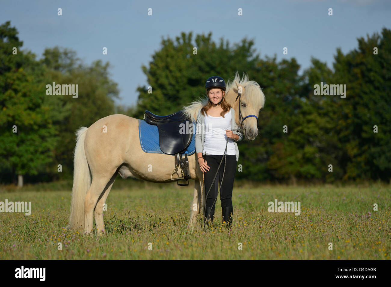 Teenager-Mädchen mit Pferd Stockfotografie - Alamy