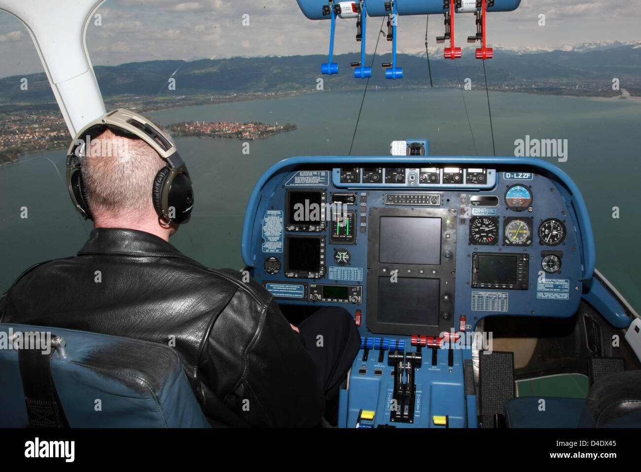 Das Photo zeigt den Piloten, das Cockpit und die Luftaufnahme des ...