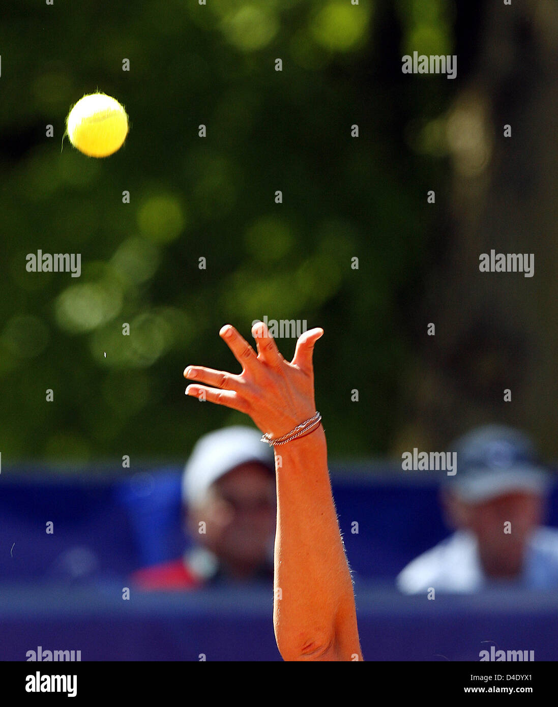 Tennis wirft den ball in die luft -Fotos und -Bildmaterial in hoher ...