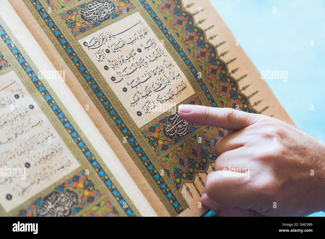 Ein Mann mit seinem Finger auf den Text aus dem Koran lesen; Turkei ...