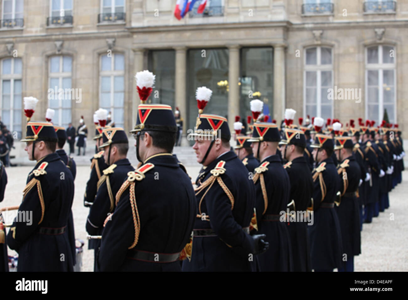 Soldaten stehen stramm -Fotos und -Bildmaterial in hoher Auflösung – Alamy