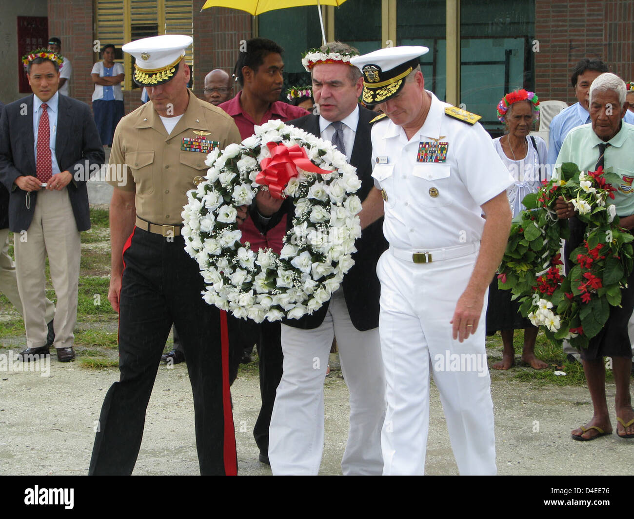 Assistant Secretary Campbell, Admiral Walsh und Major General Simcock ...