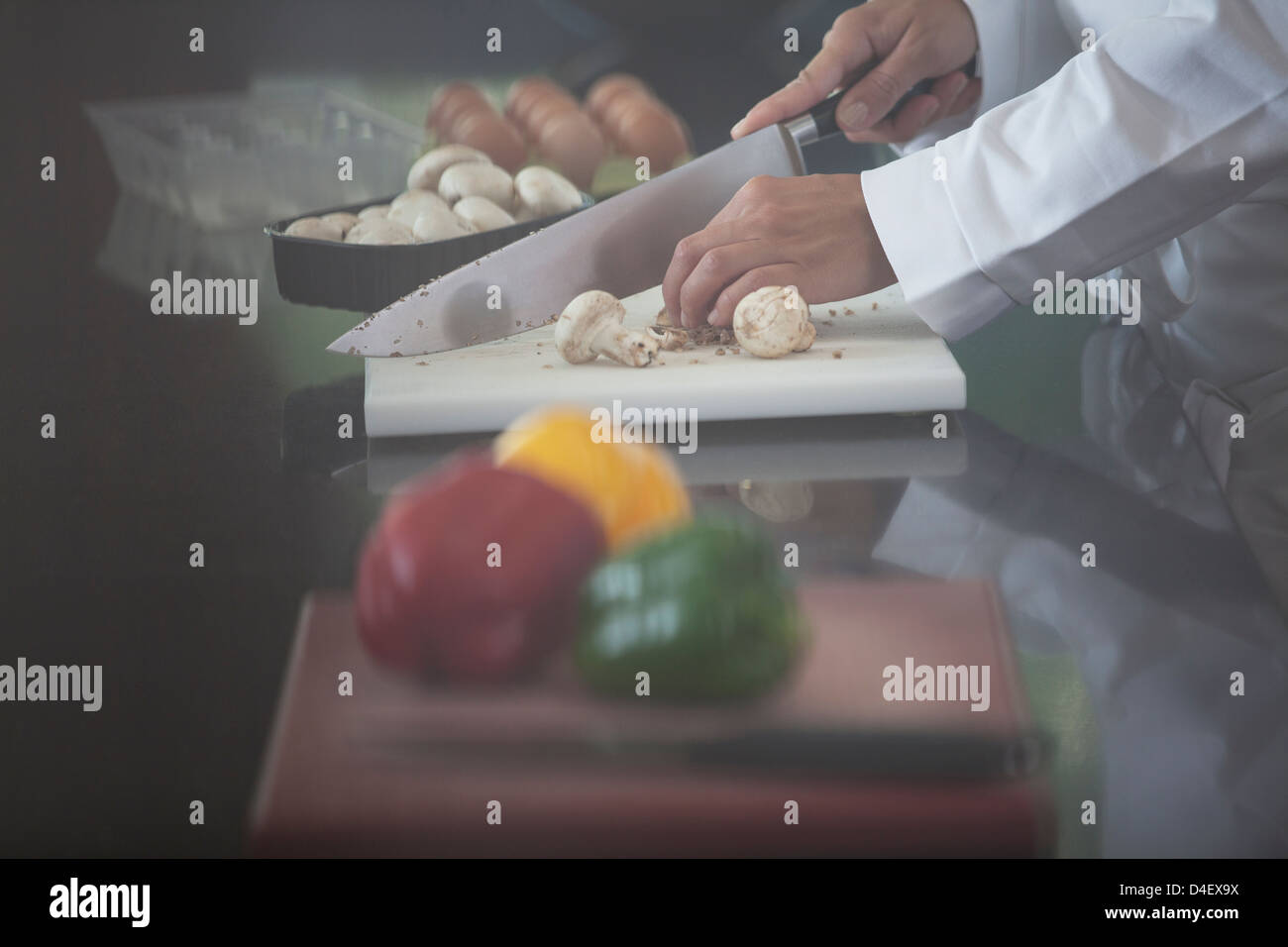 Chef Hacken Gemüse in der Küche des Restaurants Stockfotografie - Alamy