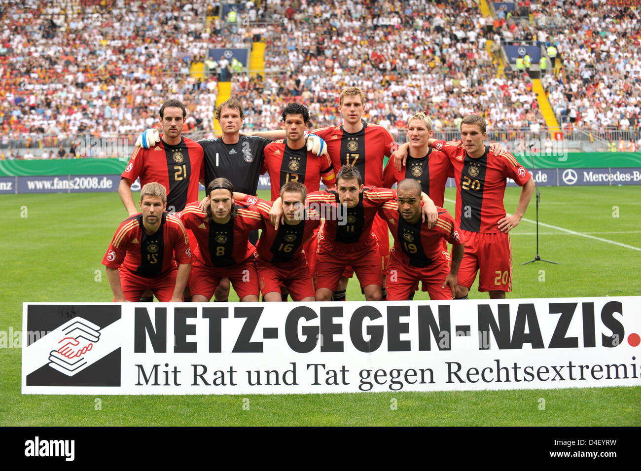 Deutschlands Christoph Metzelder (hinten L-R), Torhüter Jens Lehmann ...