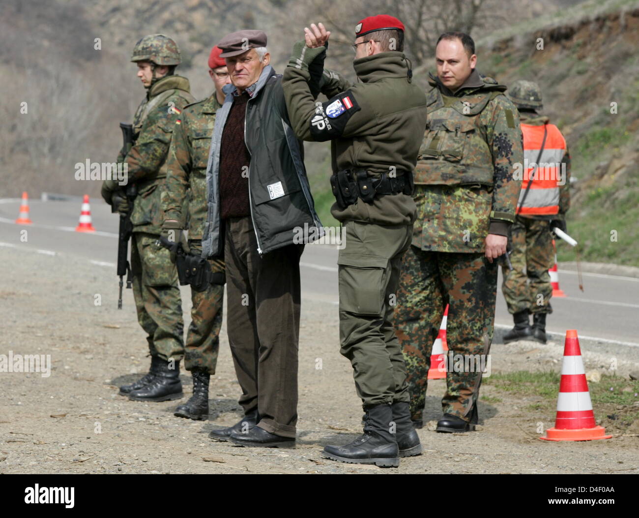 Soldaten der deutschen Bundeswehr und österreichischen Militärpolizei ...