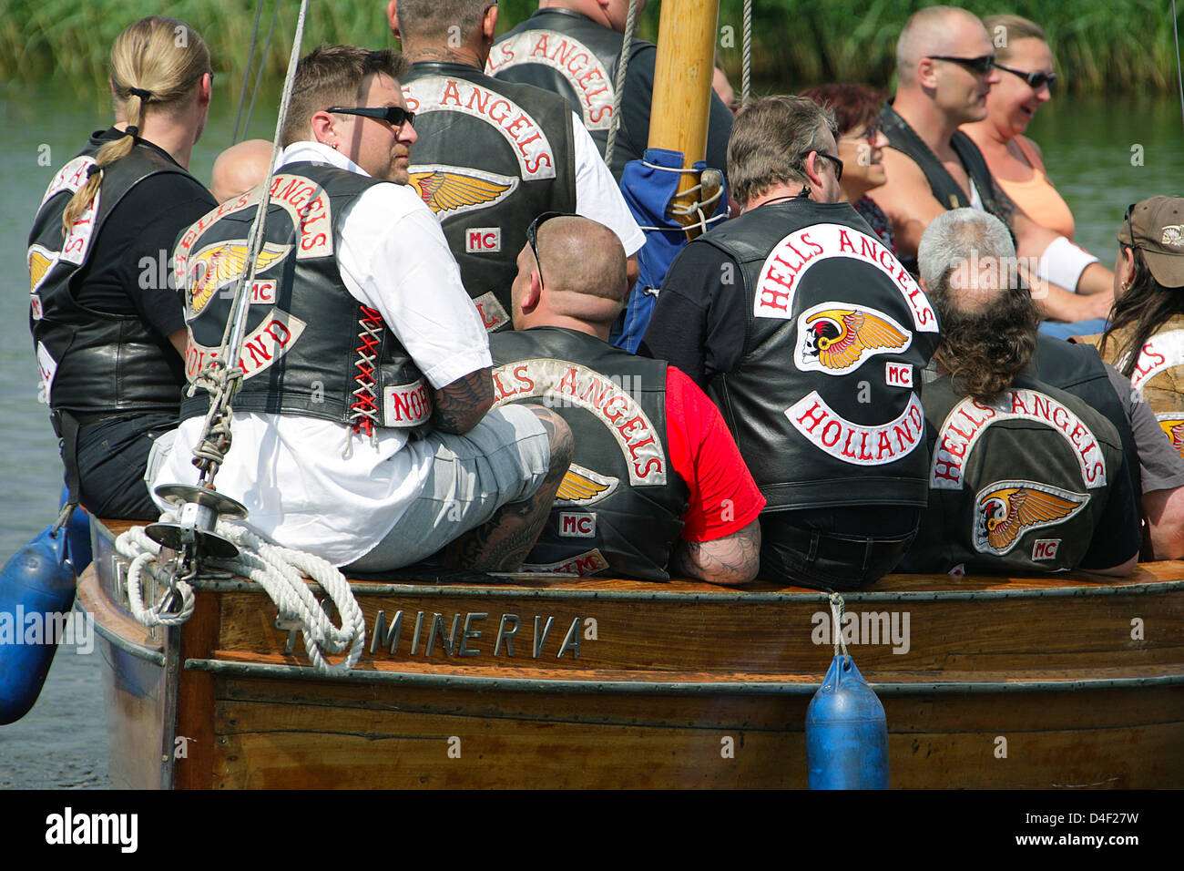 Mitglieder der Motorrad-Gang "Hells Angels" sind in einem Boot auf dem ...