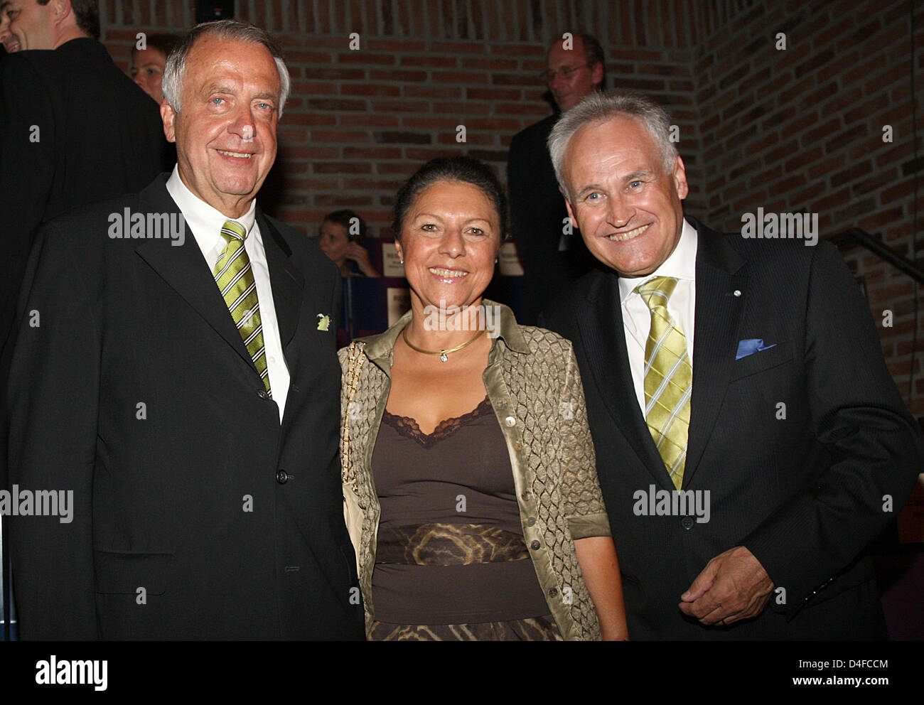 Staatsminister für kulturelle Angelegenheiten Bernd Neumann (L), Helma ...