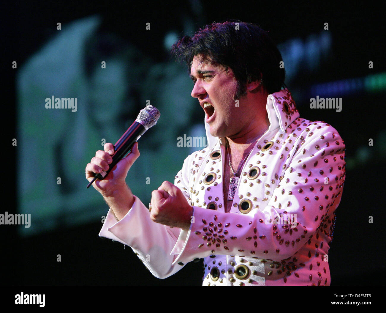 Elvis-Darsteller und Sänger Grahame Patrick führt auf der Bühne während ...