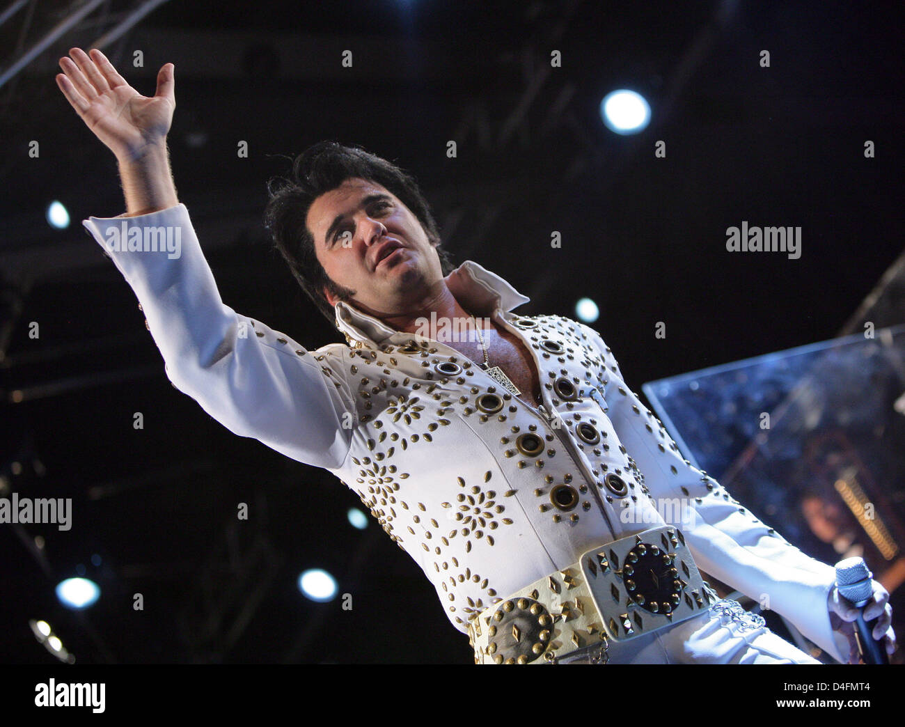 Elvis-Darsteller und Sänger Grahame Patrick führt auf der Bühne während ...