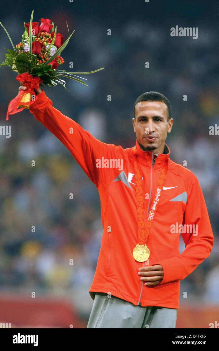 Goldmedaillengewinner Rashid Ramzi von Bahrain feiert seine Medaille ...