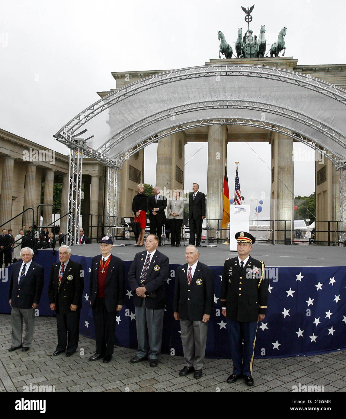 US-Botschafter an Deutschland William R. Timken (2-L), seine Frau Sue ...