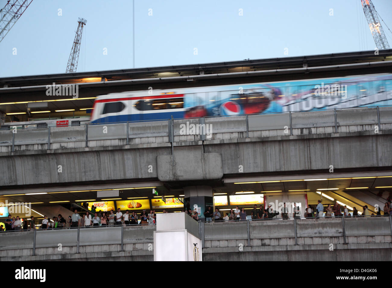 BTS Sky train auf Siam BTS Station, Bangkok Stockfotografie - Alamy