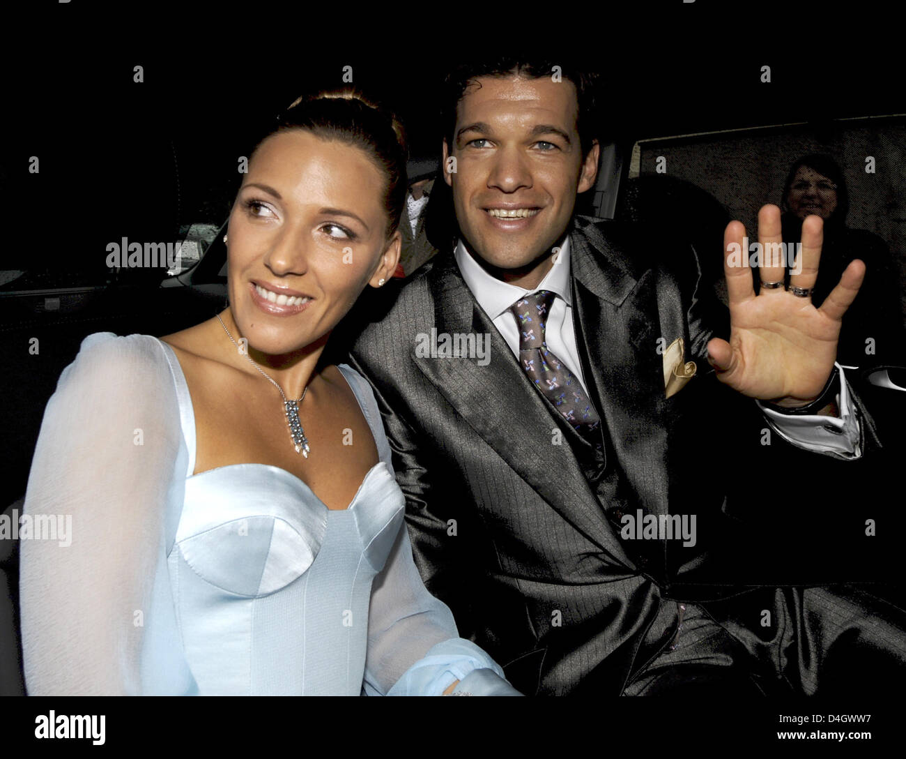 Deutscher Fußballspieler Michael Ballack (R) und seine Frau Simone ...
