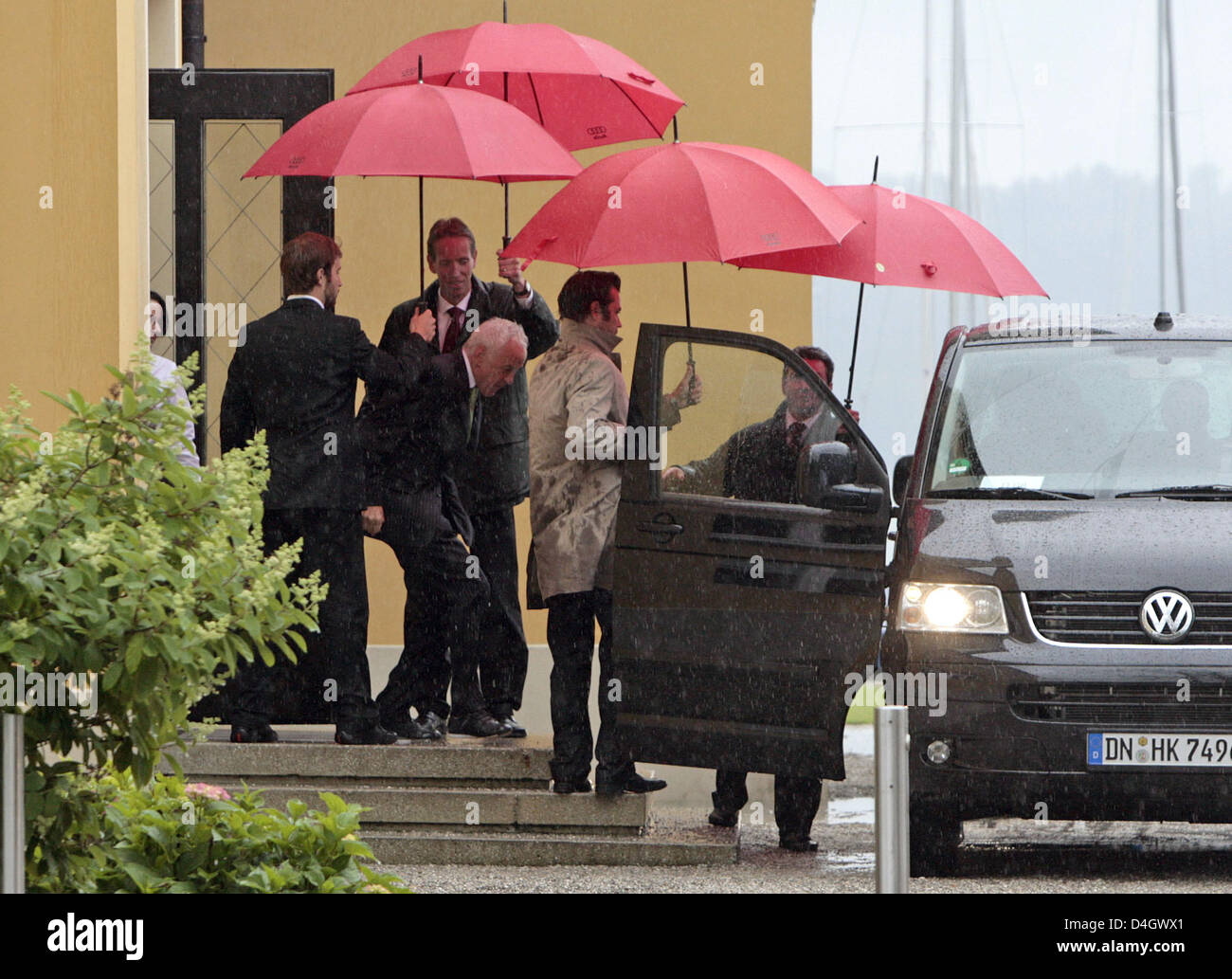 Hochzeitsgäste lassen "Bayerischen Yacht Club", wo die Hochzeitsfeier ...