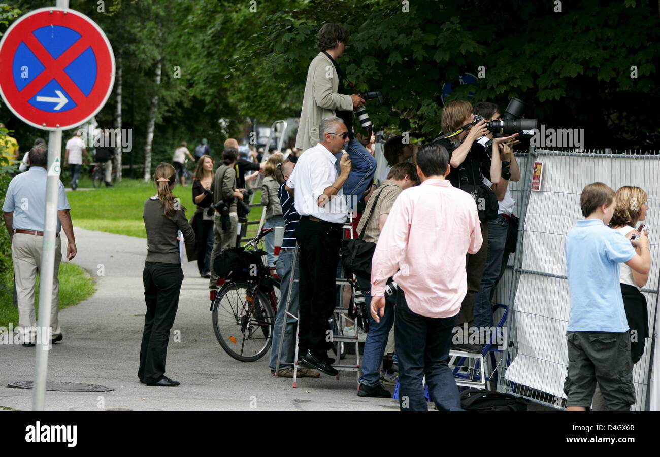 Fotografen und Zuschauer blicken über den Zaun des "Bayerischen Yacht ...