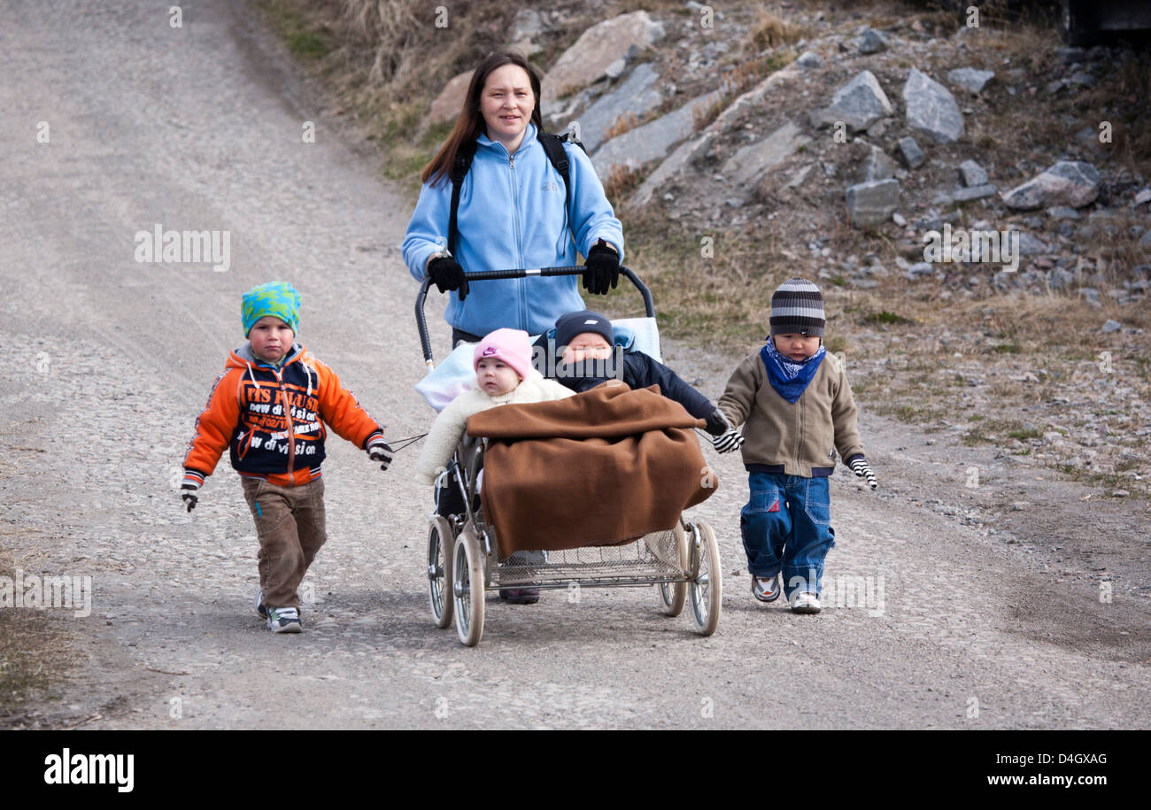 Inuit frau mit kindern -Fotos und -Bildmaterial in hoher Auflösung – Alamy