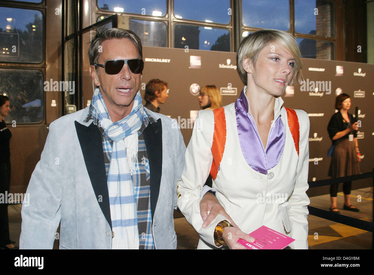 Mode-Designer Wolfgang Joop (L) und Assistentin Alexandra Helling ...