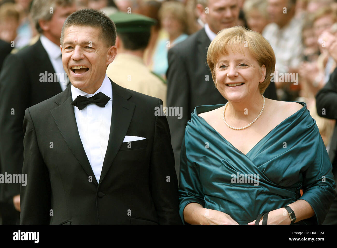 Bundeskanzlerin Angela Merkel und ihr Ehemann Joachim Sauer ankommen ...