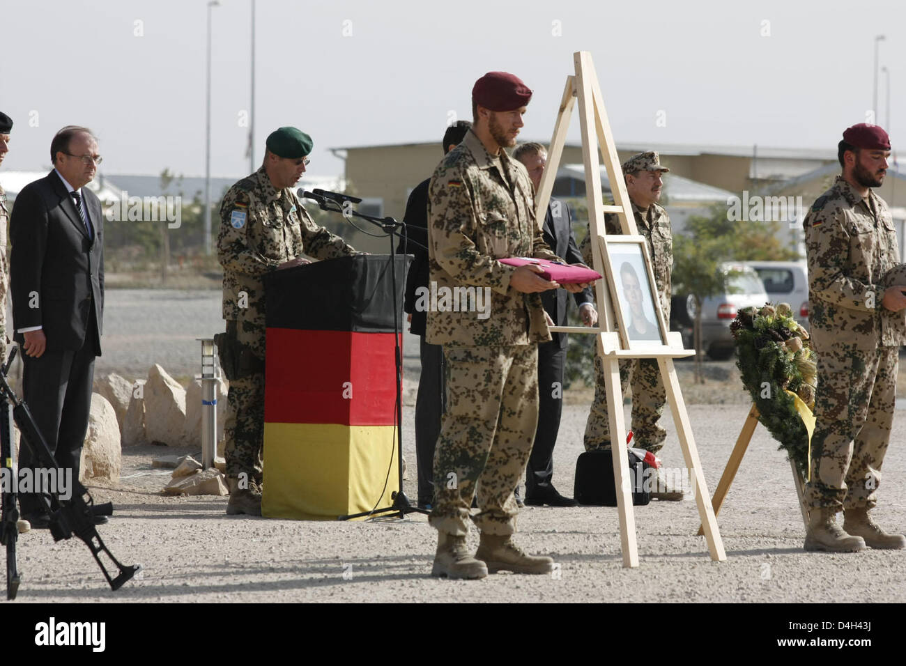 Kommandeurkreuz der Kunduz Wiederaufbau Team, Oberst Rainer Buske ...