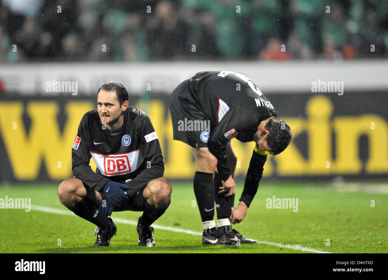 Josip Simunic (L) und Arne Friedrich erobert, nachdem die Bundesliga ...