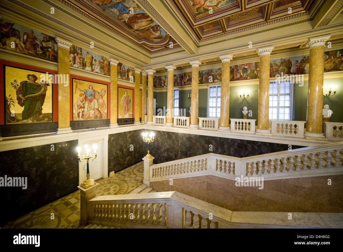 Hungarian National Museum innen liegende Treppe verziert mit Fresken ...