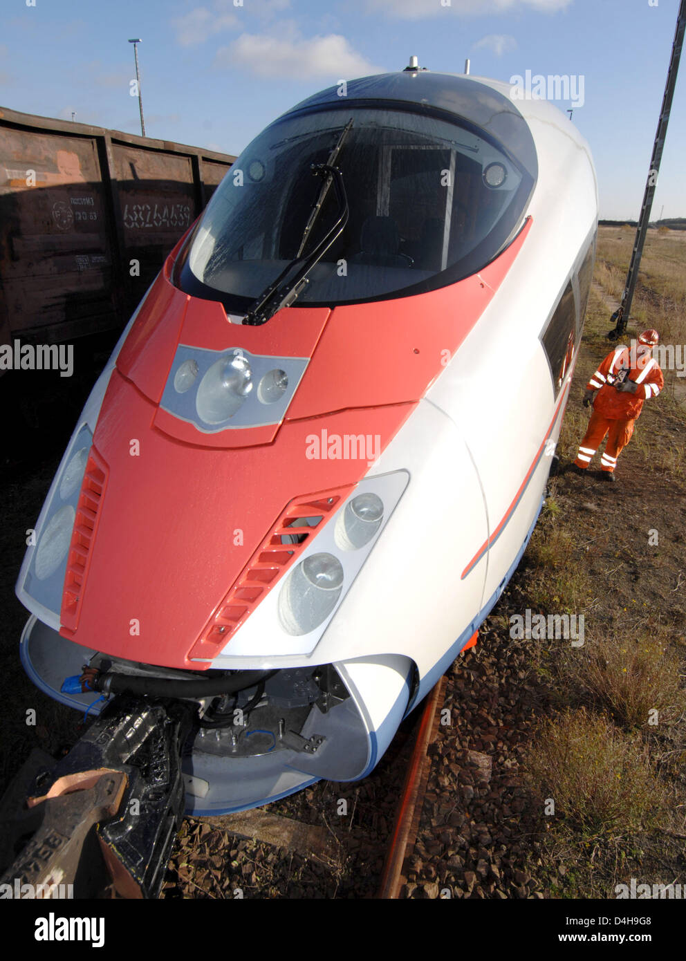 Ein Arbeiter prüft den ersten Velaro RUS-Highspeed-Zug nach russische ...