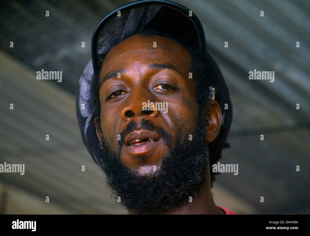 Man wearing rastafarian hat -Fotos und -Bildmaterial in hoher Auflösung ...