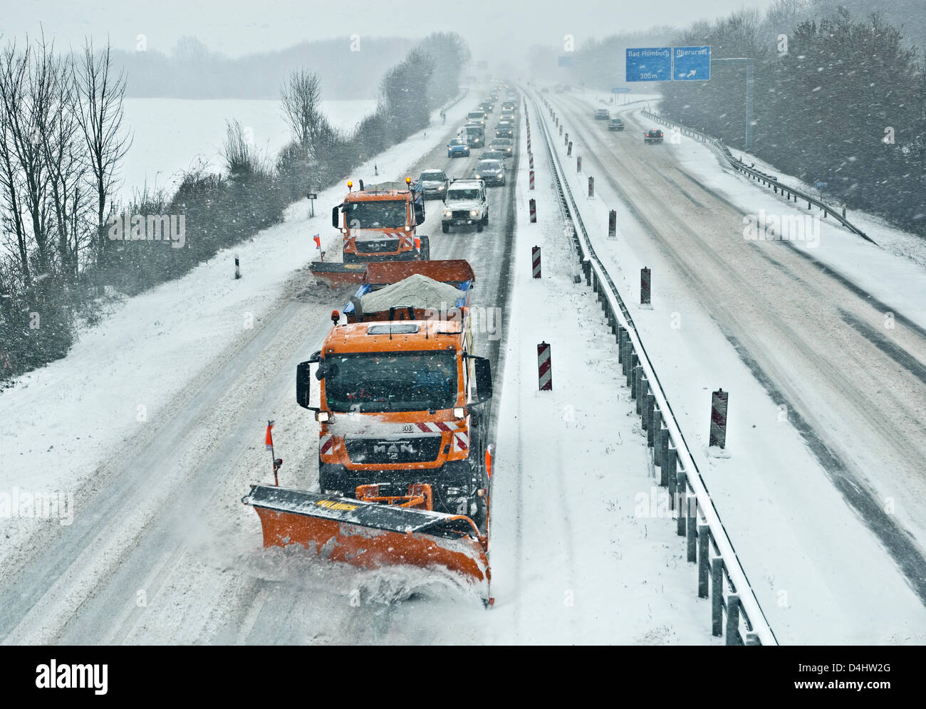 Autos schnee schieben -Fotos und -Bildmaterial in hoher Auflösung – Alamy