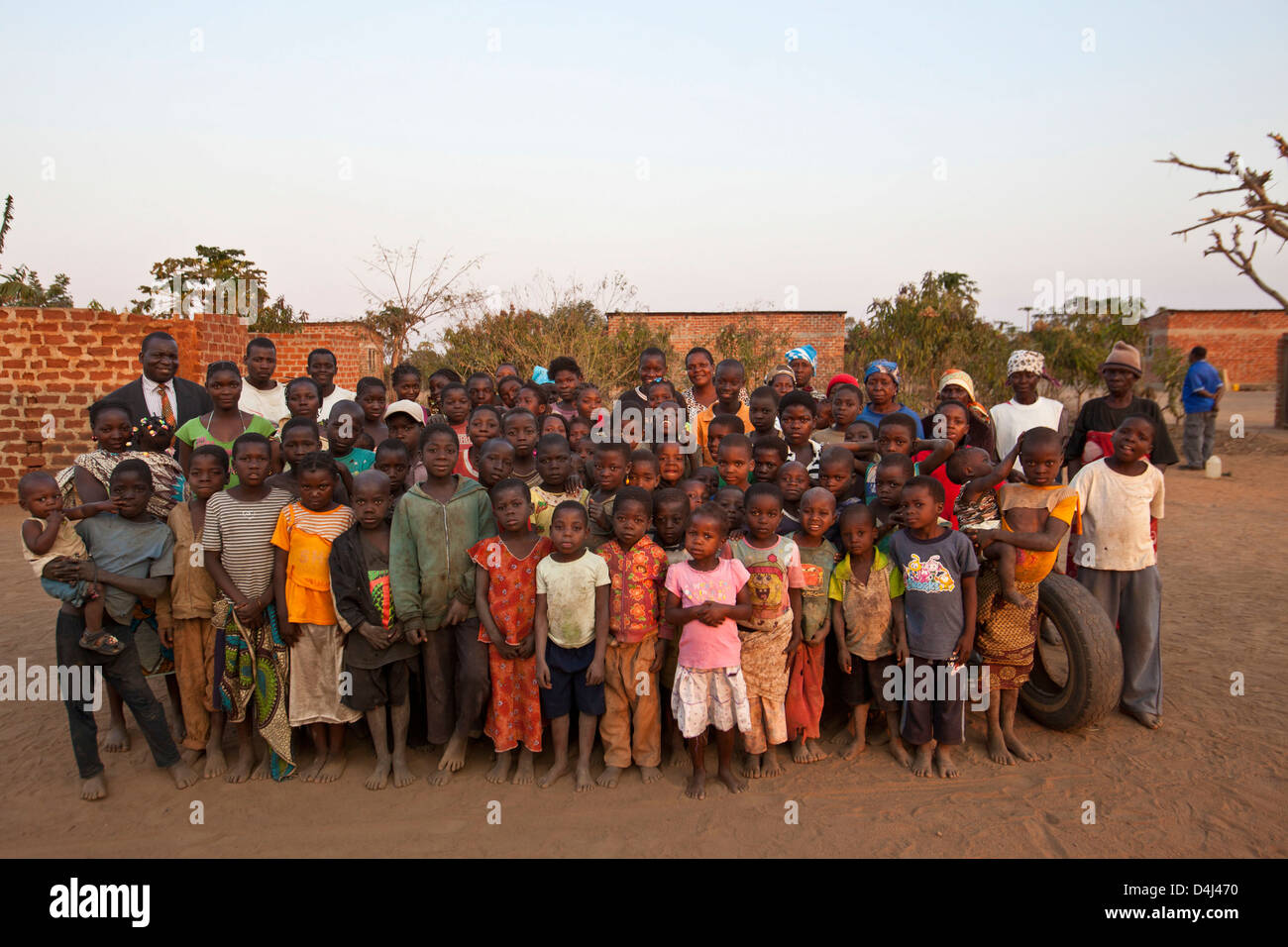 Bewohner von einem Dorf Gather, Kubatsirana Liebe empfangen, die viele ...