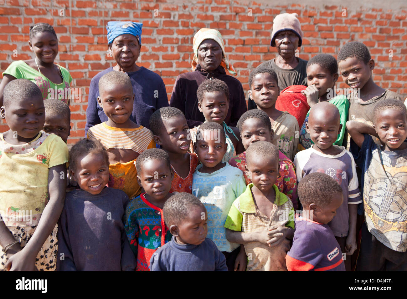 Bewohner von einem Dorf Gather, Kubatsirana Liebe empfangen, die viele ...