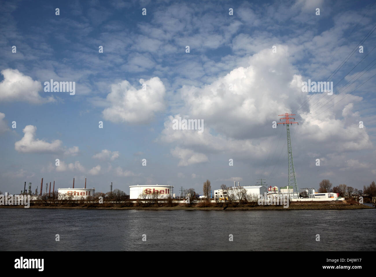 Shell refinery hamburg -Fotos und -Bildmaterial in hoher Auflösung – Alamy