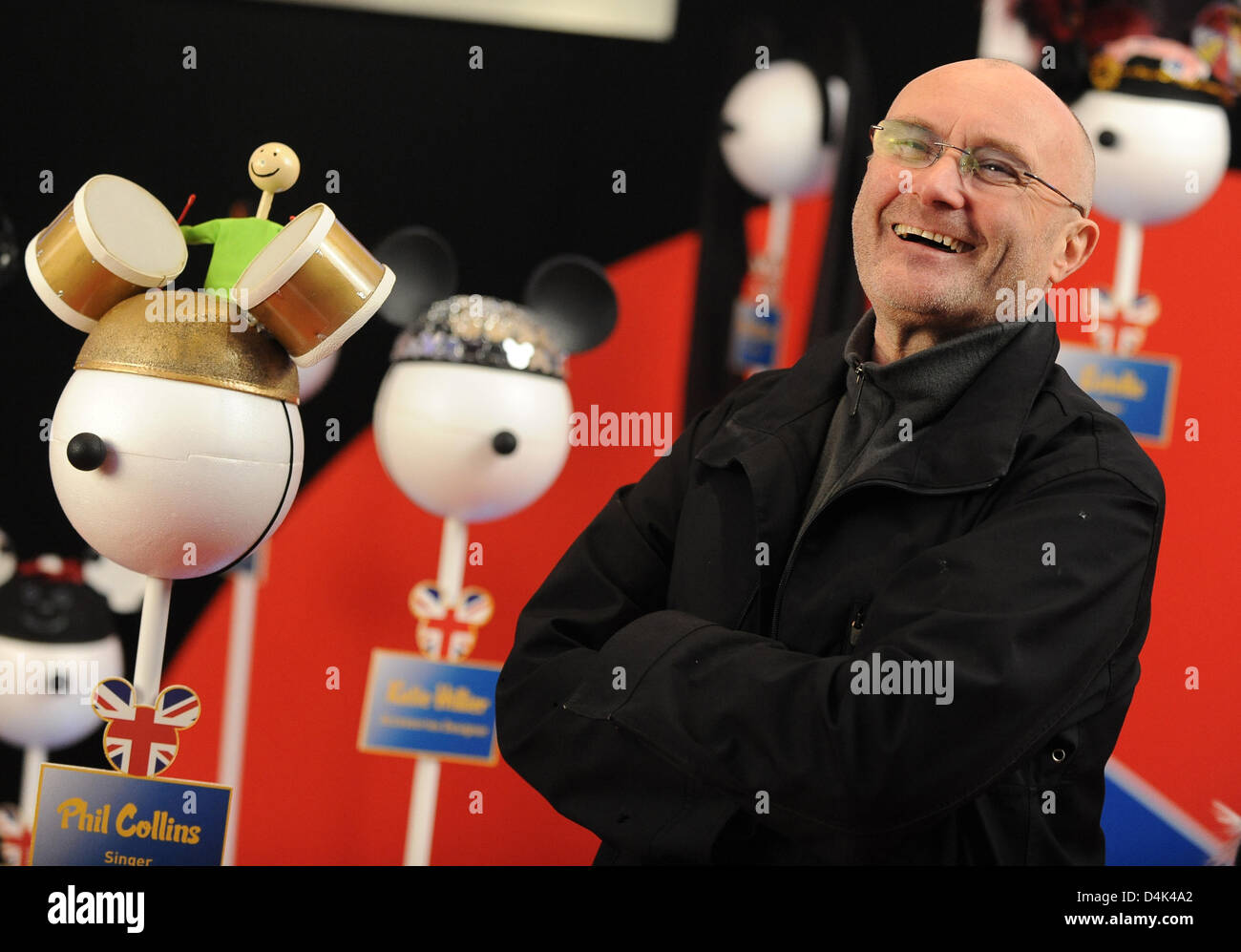 Britischer Sänger Phil Collins neben Mickey-Mouse-Ohren steht er ...