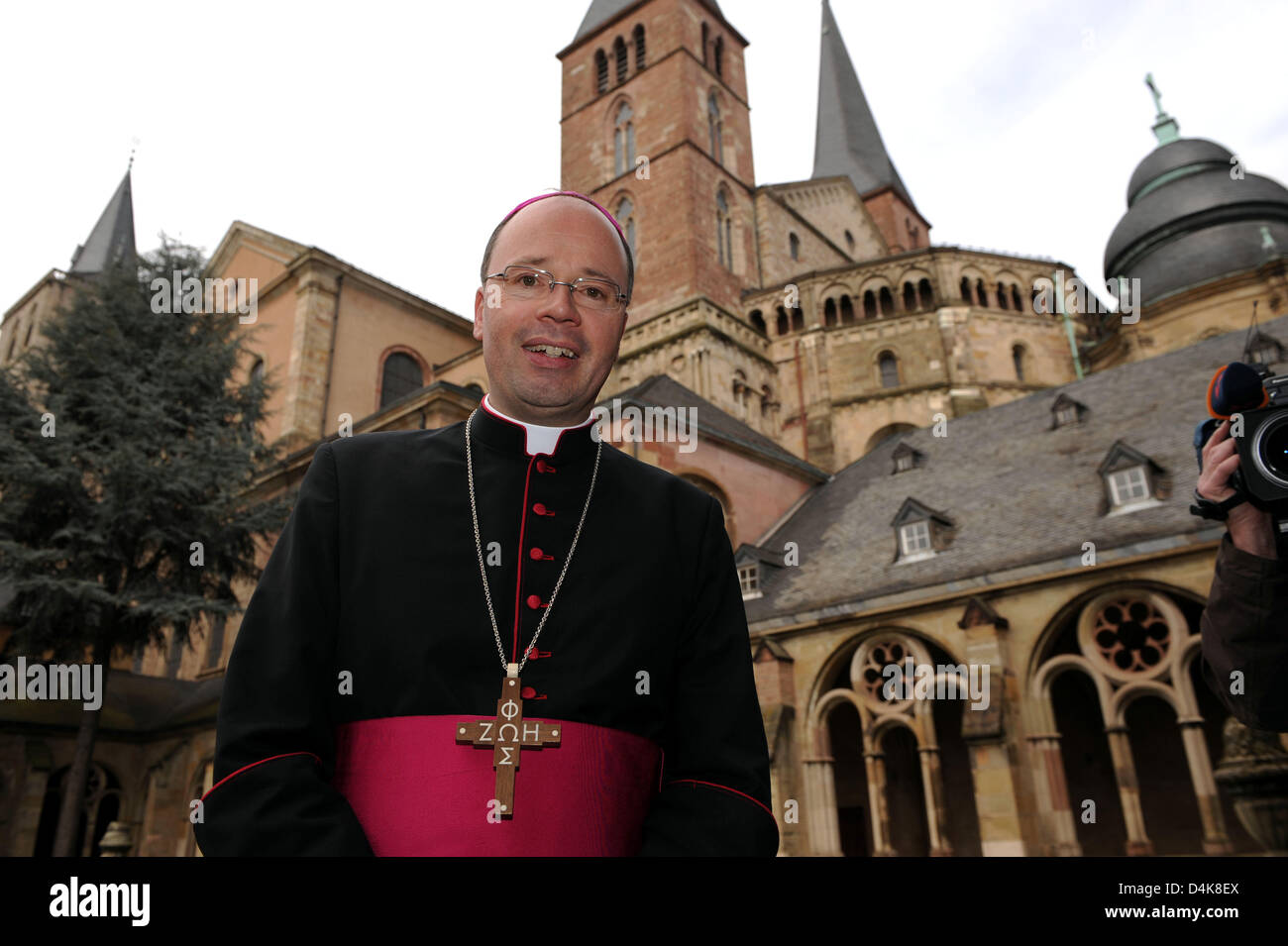 Weihbischof Bischof Stephan Ackermann posiert vor der Kathedrale in ...