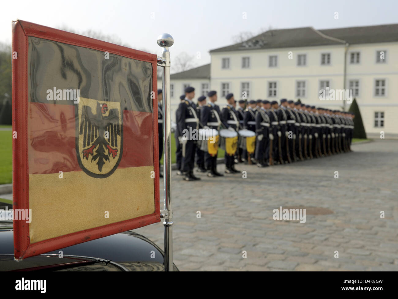 Soldaten der Bundeswehr bewachen Bataillon Stand auf Schloss Bellevue ...