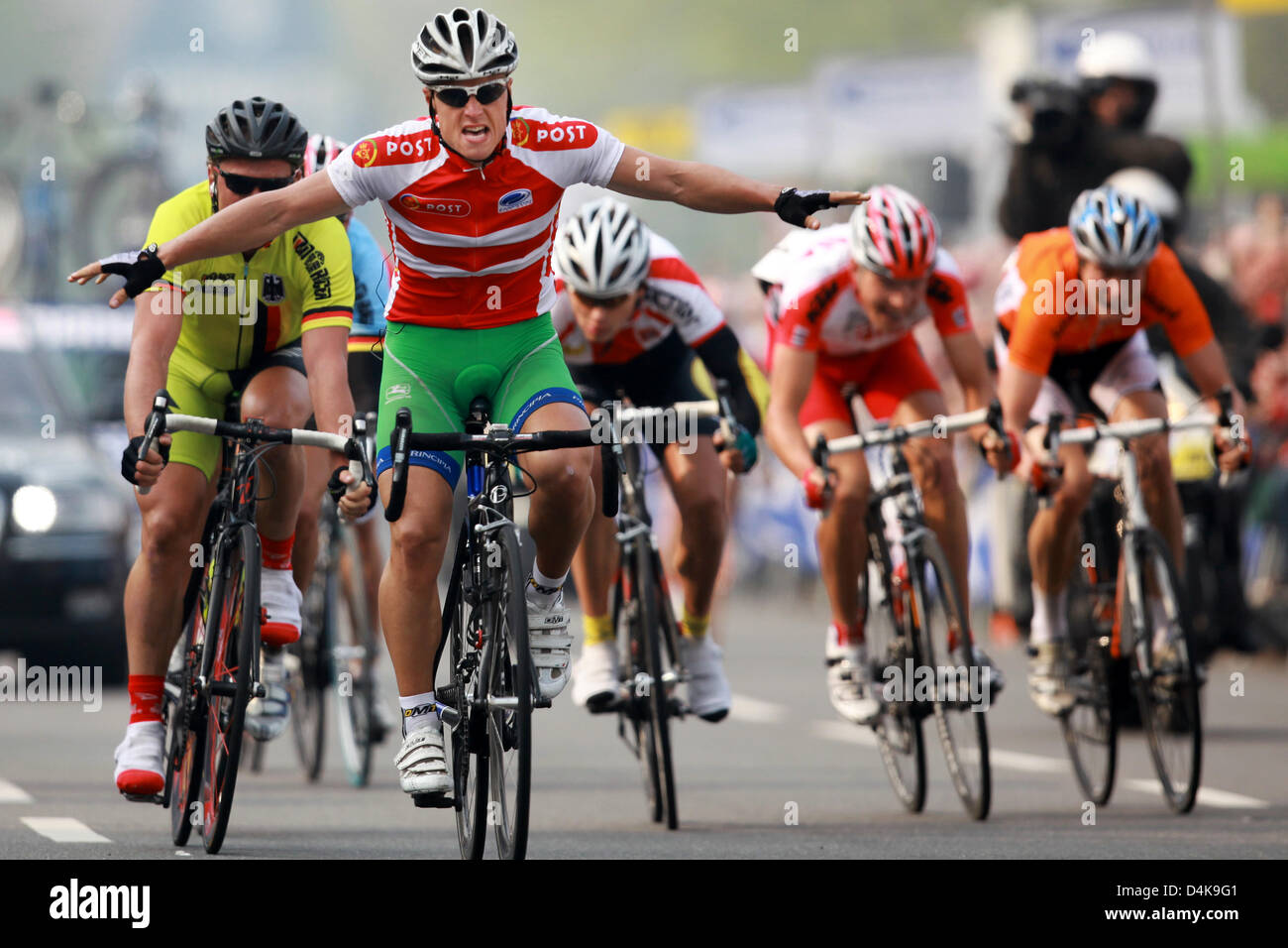 Dänischer Radrennfahrer, die Martin Pedersen (2L) jubelt im Finish der ...