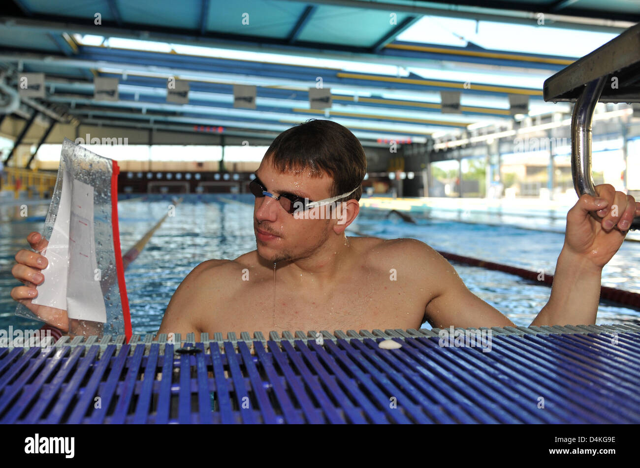Deutscher Schwimmer Paul Biedermann wirft einen Blick auf seinen Trainingsplan im Trainingslager ...