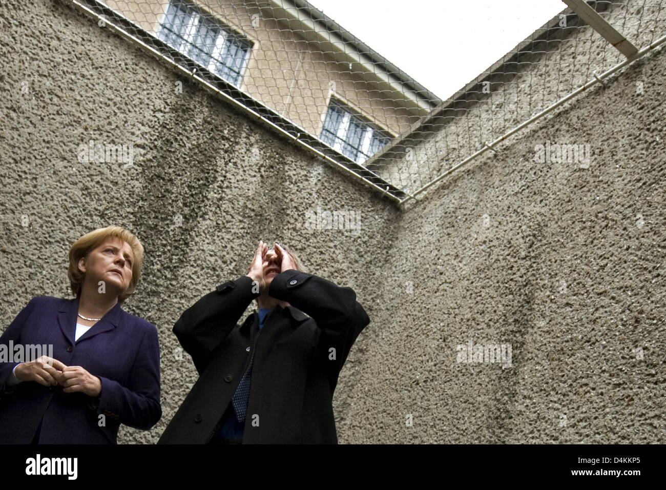 Deutsche Bundeskanzlerin Angela Merkel (L) besucht ehemalige DDR? s ...