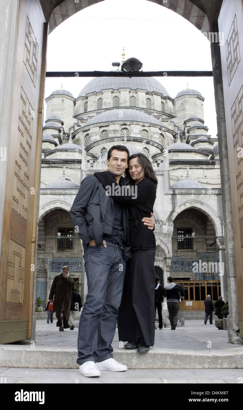 Schauspieler Erol Sander als Mehmet Oezakin (L) und Idil Uener als ...