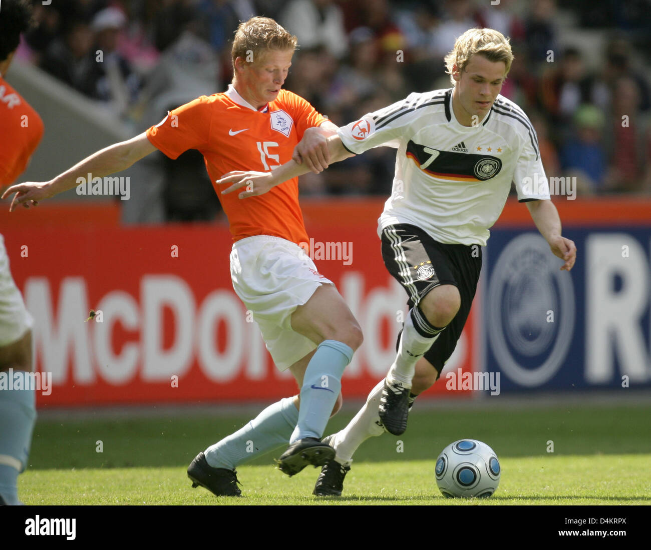 Deutschen Christopher Buchtmann (R) kämpft um den Ball mit ...