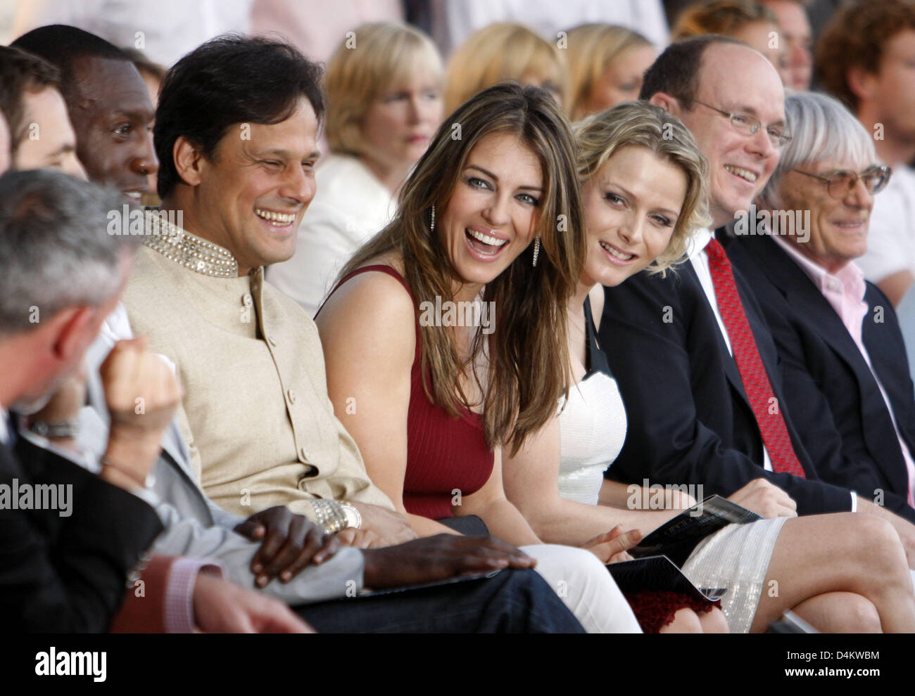 Britisches Model Elizabeth Hurley (2 L) und ihrem britischen Ehemann ...