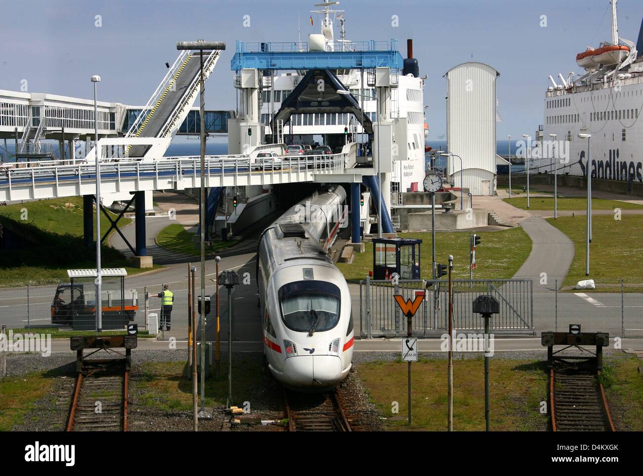 Ein ICE-Highspeed train Bretter der? Scandlines? Fähre? Prins Richard ...