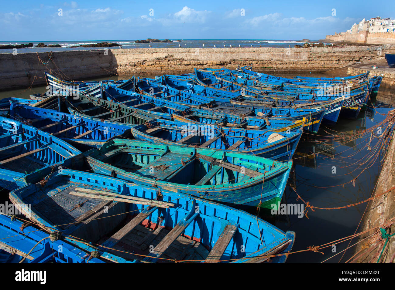 Blaue hafenboote -Fotos und -Bildmaterial in hoher Auflösung – Alamy