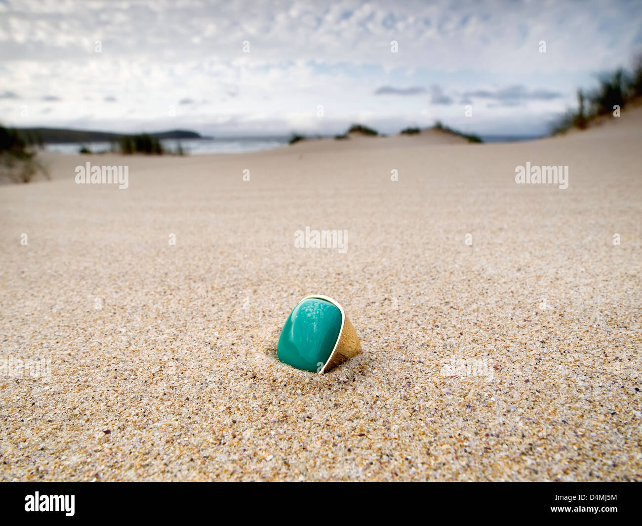 verlorenen Ring am Strand und halb im Sand vergraben Stockfotografie ...