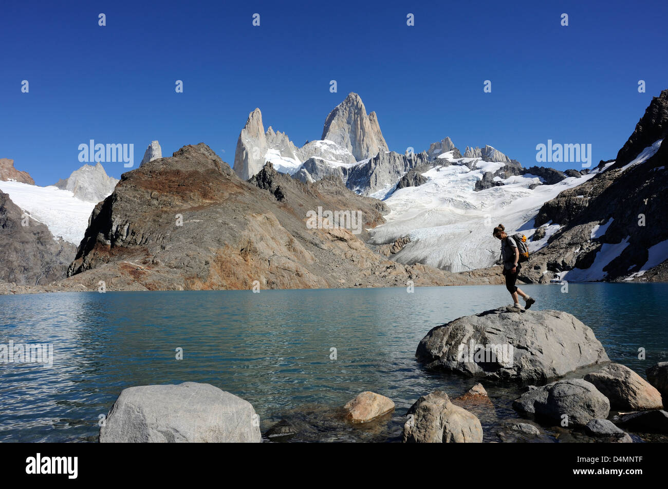 Ein Walker von Lago de Los Tres. Monte Fitz Roy (Cerro Chaltén, Cerro ...