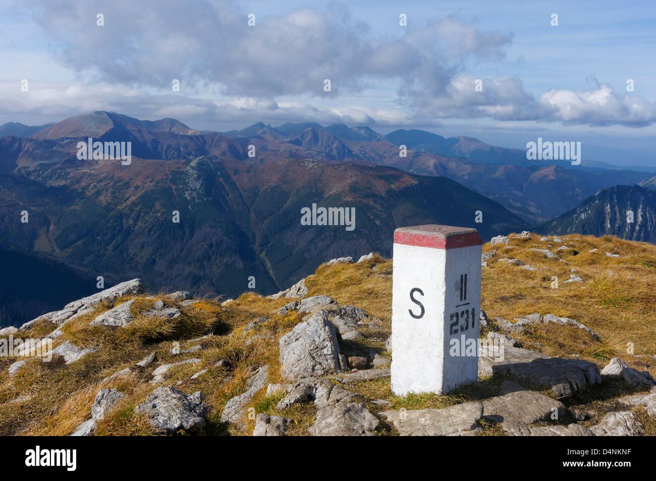 Ein Grenzstein auf Ciemniak in der Tatra-Gebirge. Die Slowakei und ...