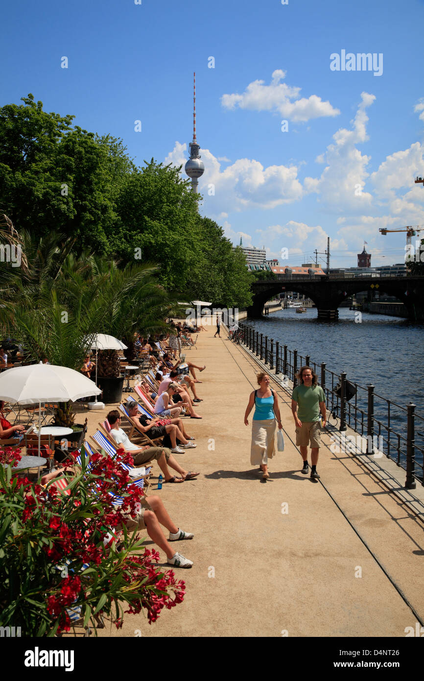 Deutschland, Berlin, STRANDBAR MITTE an der Spree Stockfotografie - Alamy