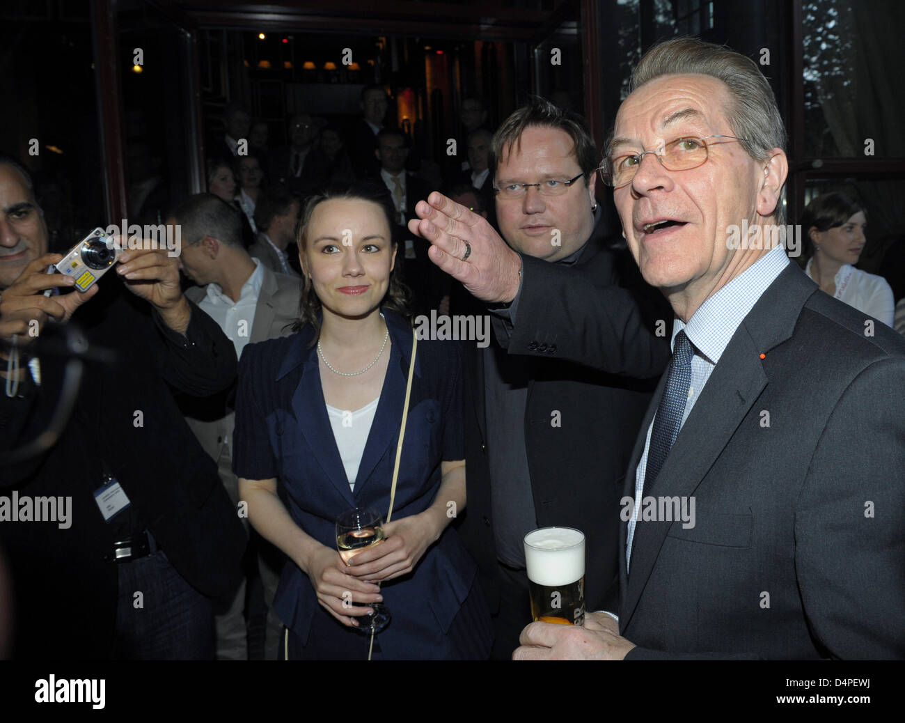 SPD-Vorsitzender Franz Müntefering (R, 69) und seine neue Freundin ...